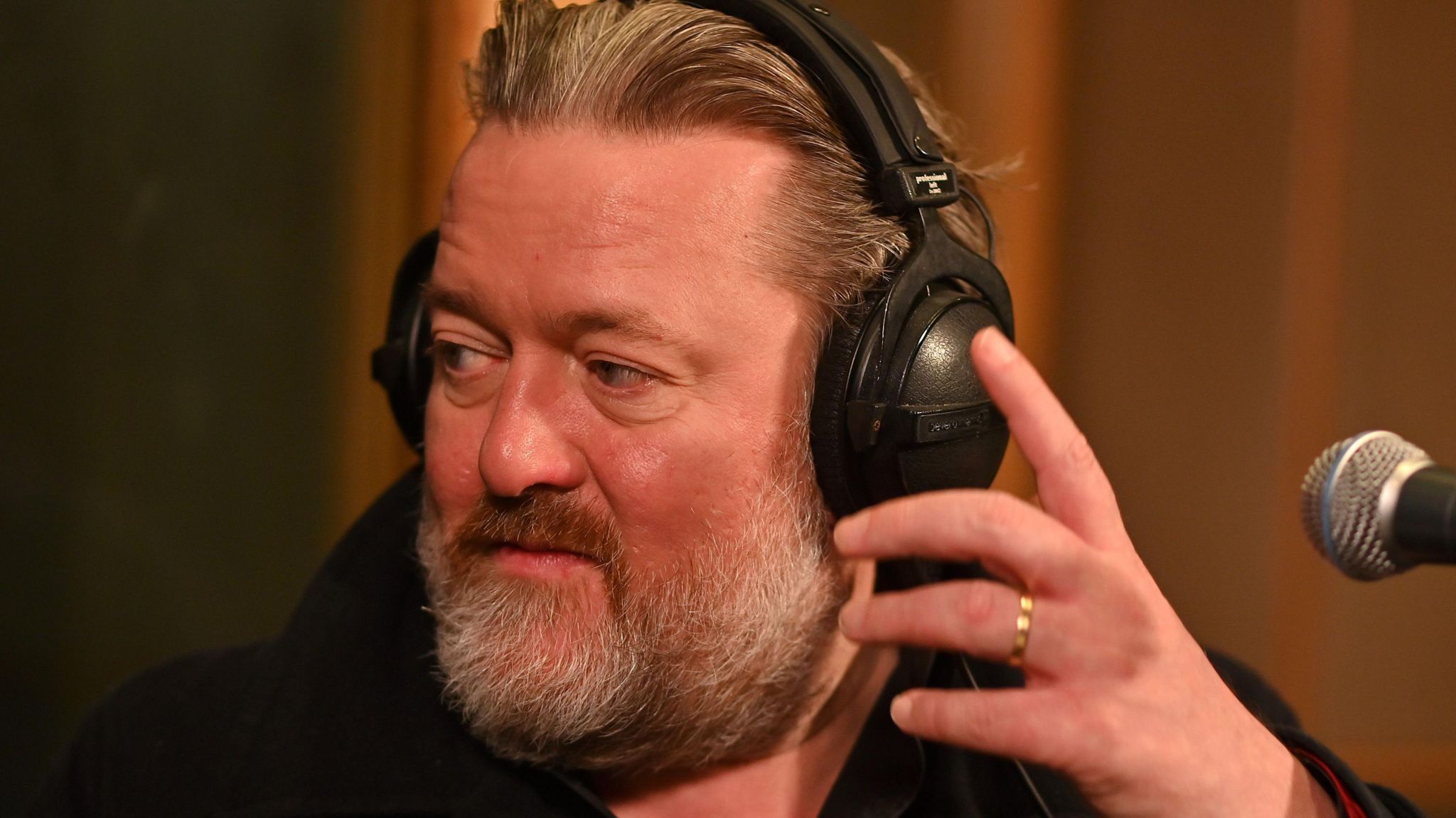 Co-op Live: Elbow open new Manchester arena after venue's delays - BBC News