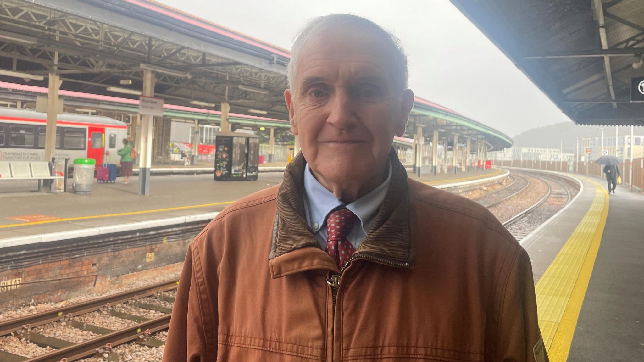 Busnesau Abertawe yn galw am drenau hwyrach o'r ddinas - BBC Cymru Fyw