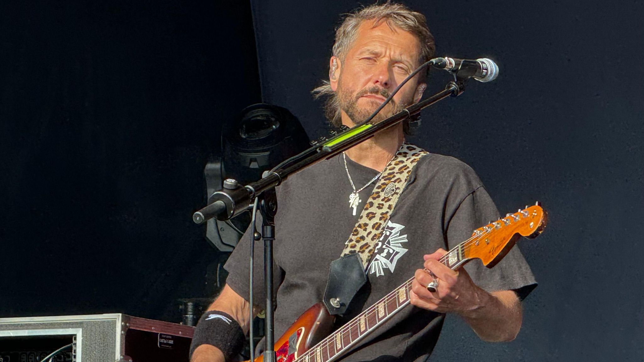 Razorlight and Feeder headline at Docksfest in Cleethorpes - BBC News