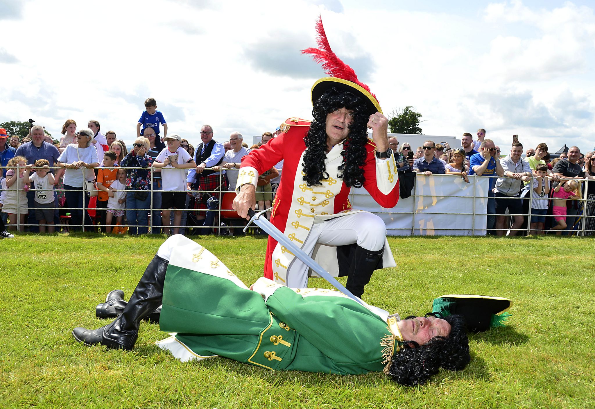 In photos: Annual Scarva Sham Fight at Scarva - BBC News
