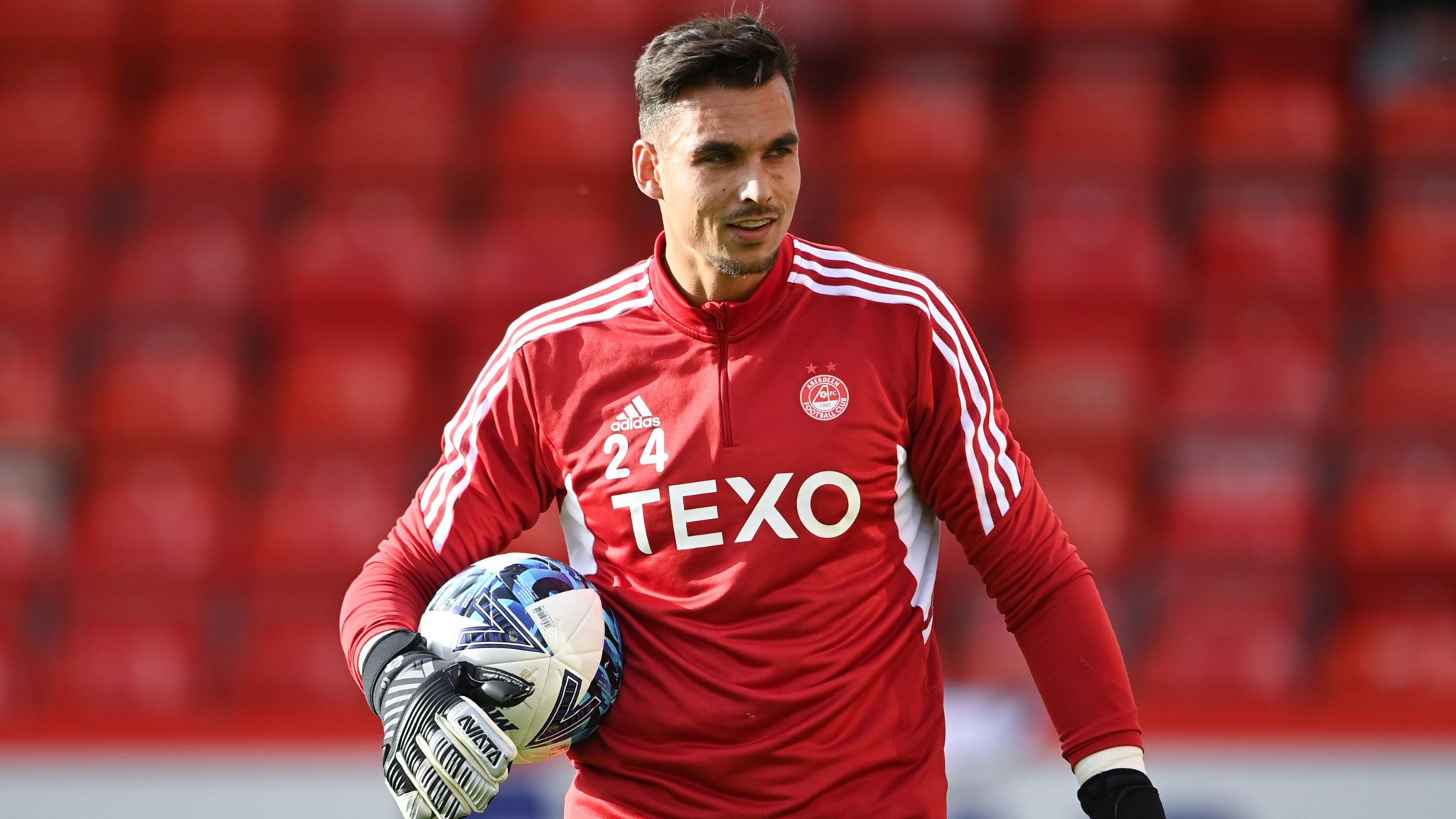 Goalkeeper Kelle Roos eager to stay Aberdeen's number one - BBC Sport