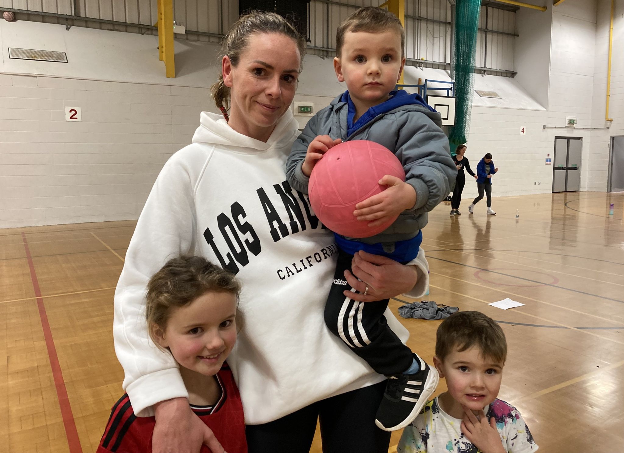 Galw am fwy o gefnogaeth i helpu mamau gadw'n heini - BBC Cymru Fyw