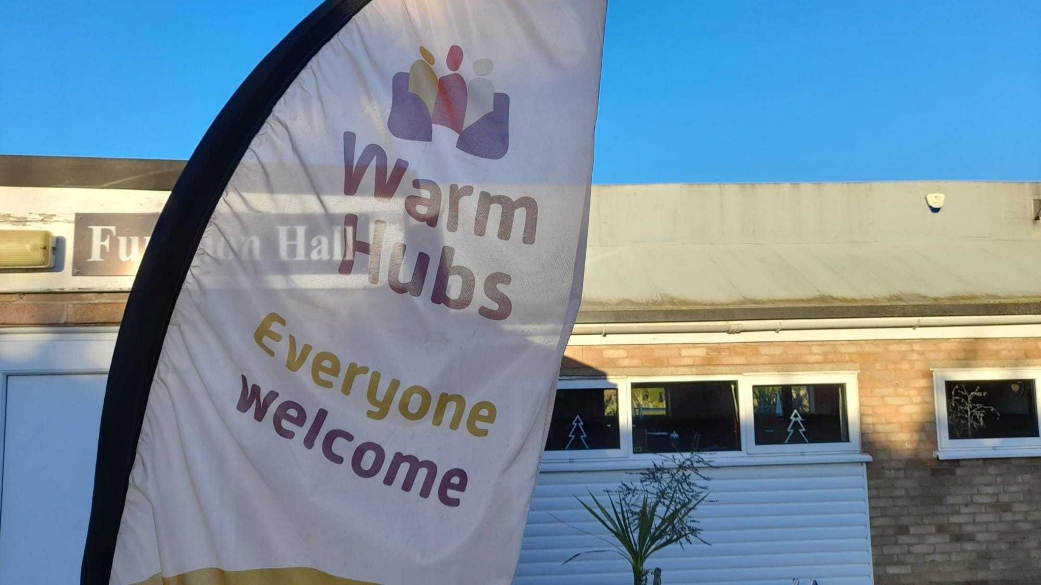 Haddenham warm bank offers more than just heating to users - BBC News