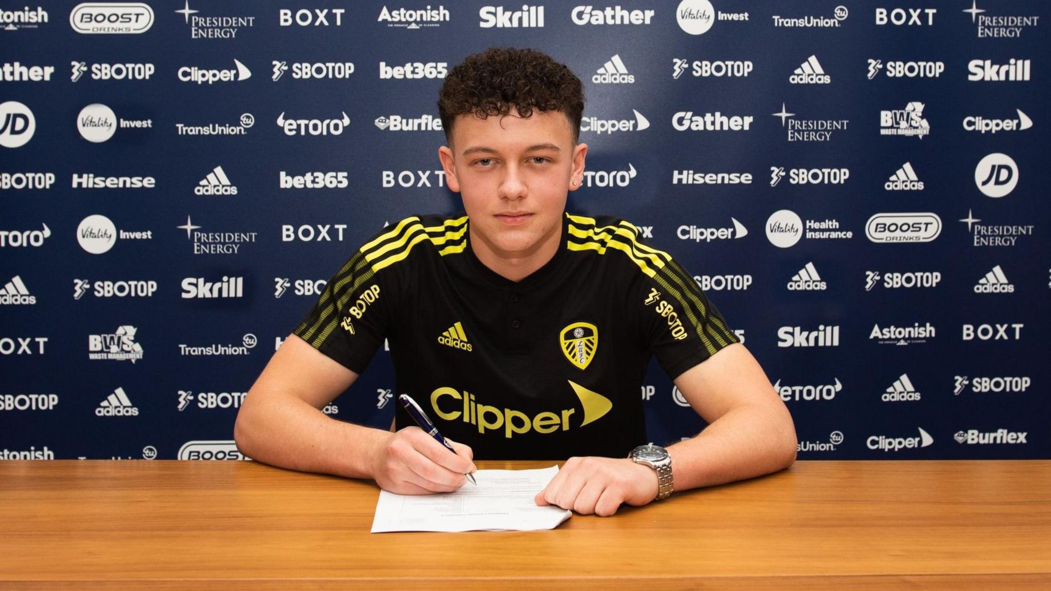 Leeds: Teenager Moore signs first professional contract - BBC Sport