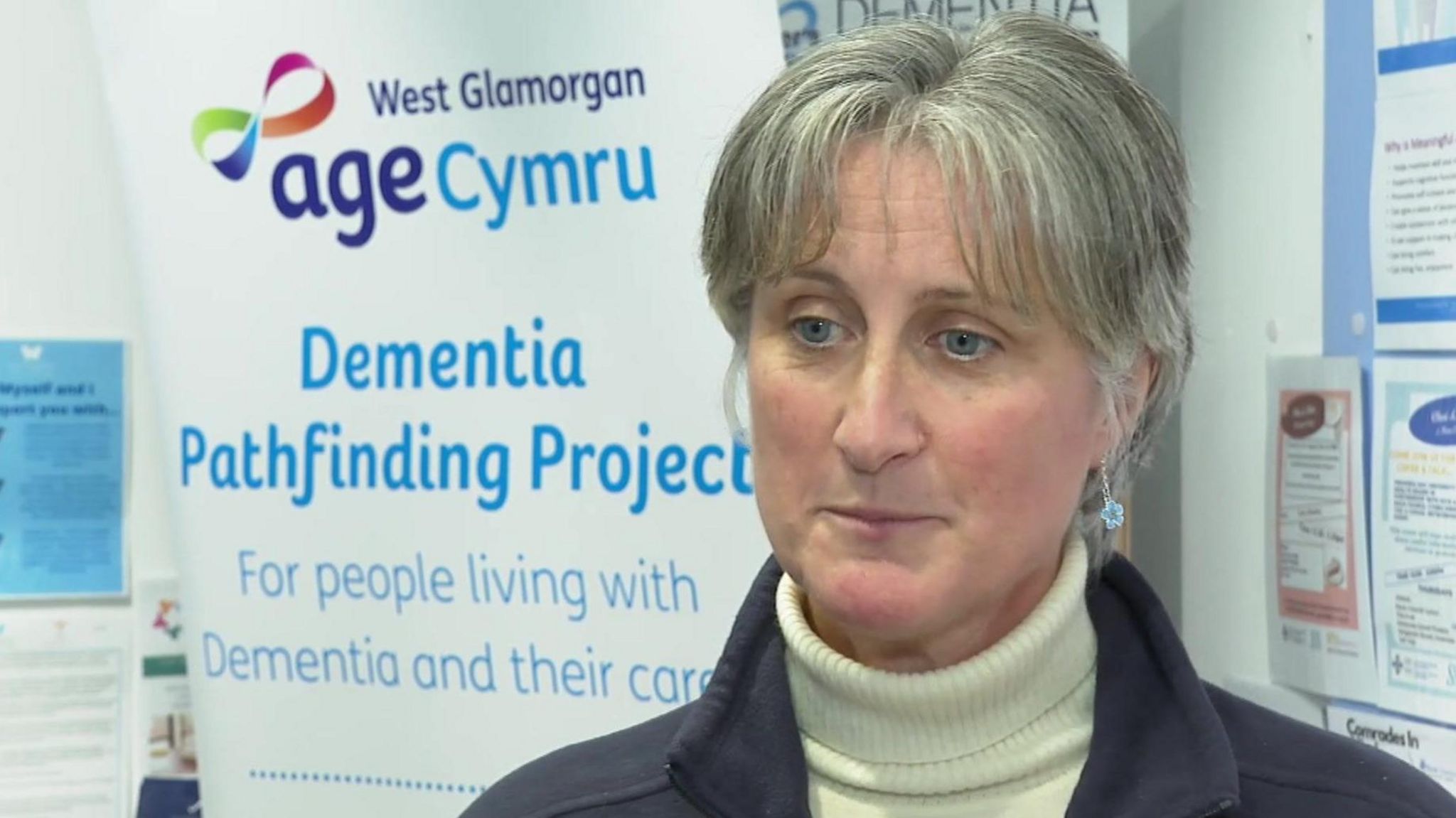 Y ganolfan yn Abertawe sy’n achubiaeth i bobl â dementia - BBC Cymru Fyw