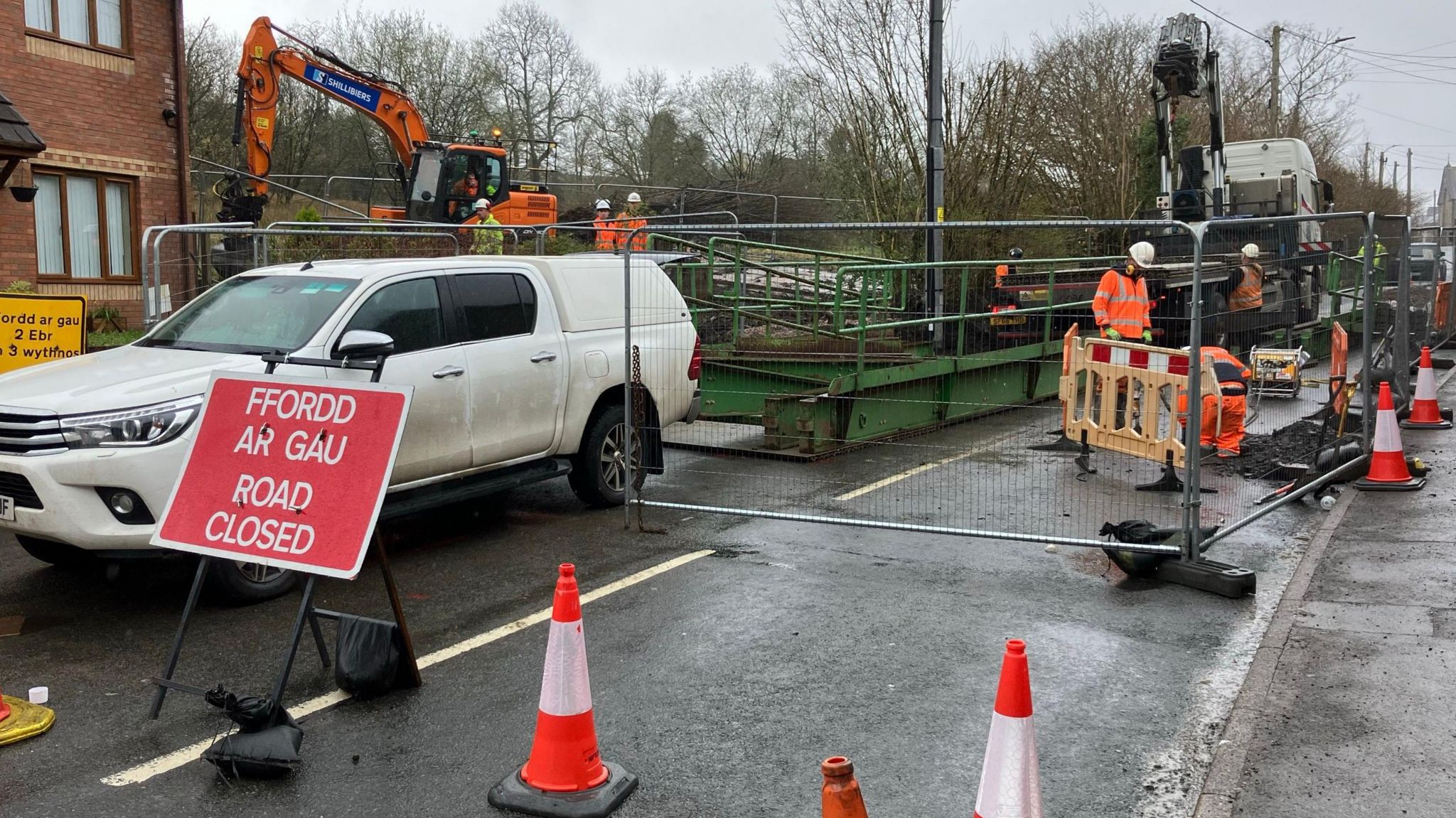 'Cyfnod anodd' i ddod yn sgil cau ffordd ger Brynaman - BBC Cymru Fyw