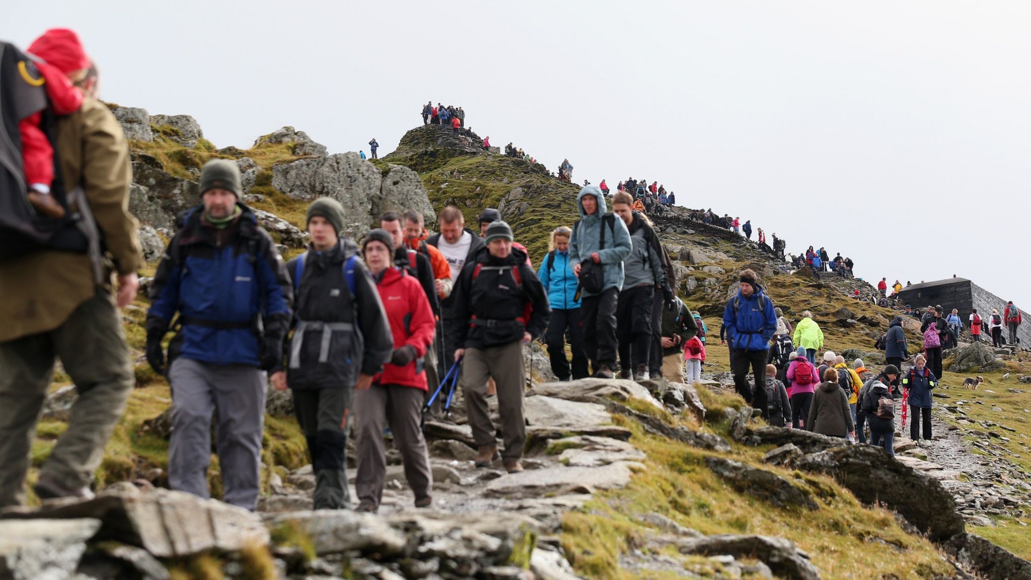 Llanberis 'yn rhemp' gyda cherddwyr yn ganol nos - BBC Cymru Fyw