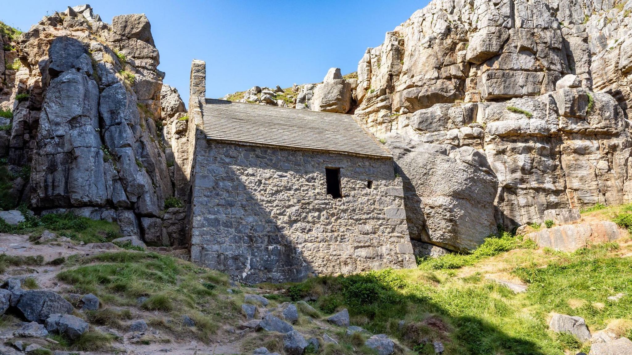 St Govan's Chapel: The tiny Pembrokeshire chapel rooted in myth - BBC News