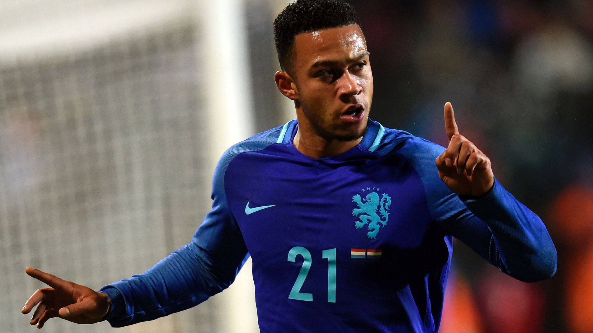 Memphis Depay: Man Utd winger is Lyon's 'number one priority' - BBC Sport