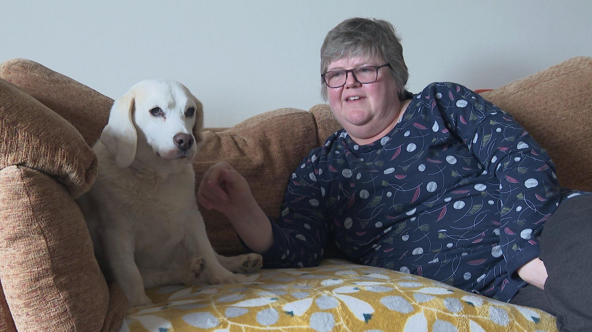 Euslainteach eileanach cha mhòr "air a glùinean" aig siubhal ...