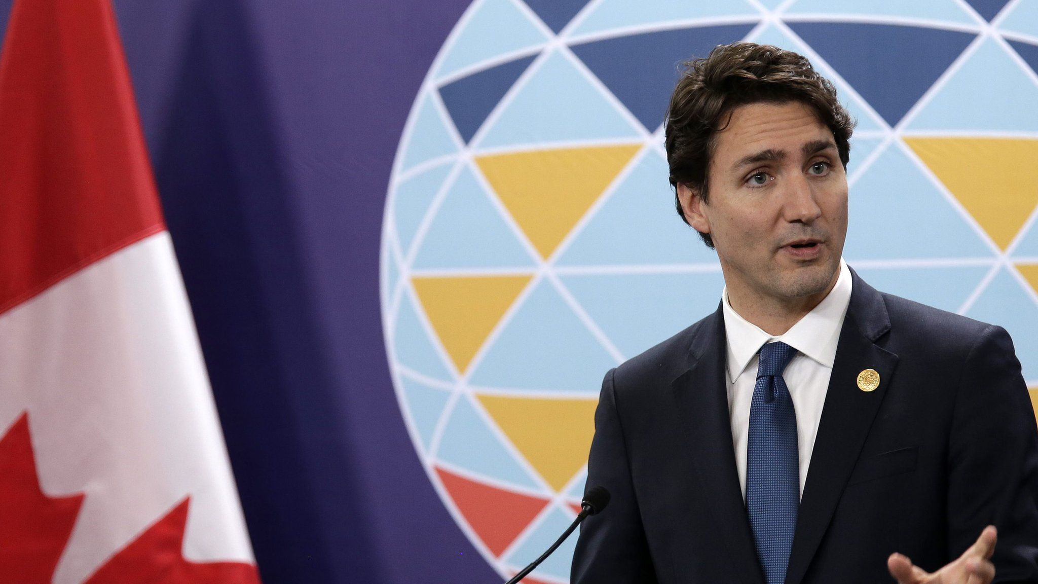 Justin Trudeau using father Pierre Trudeau's desk - BBC News