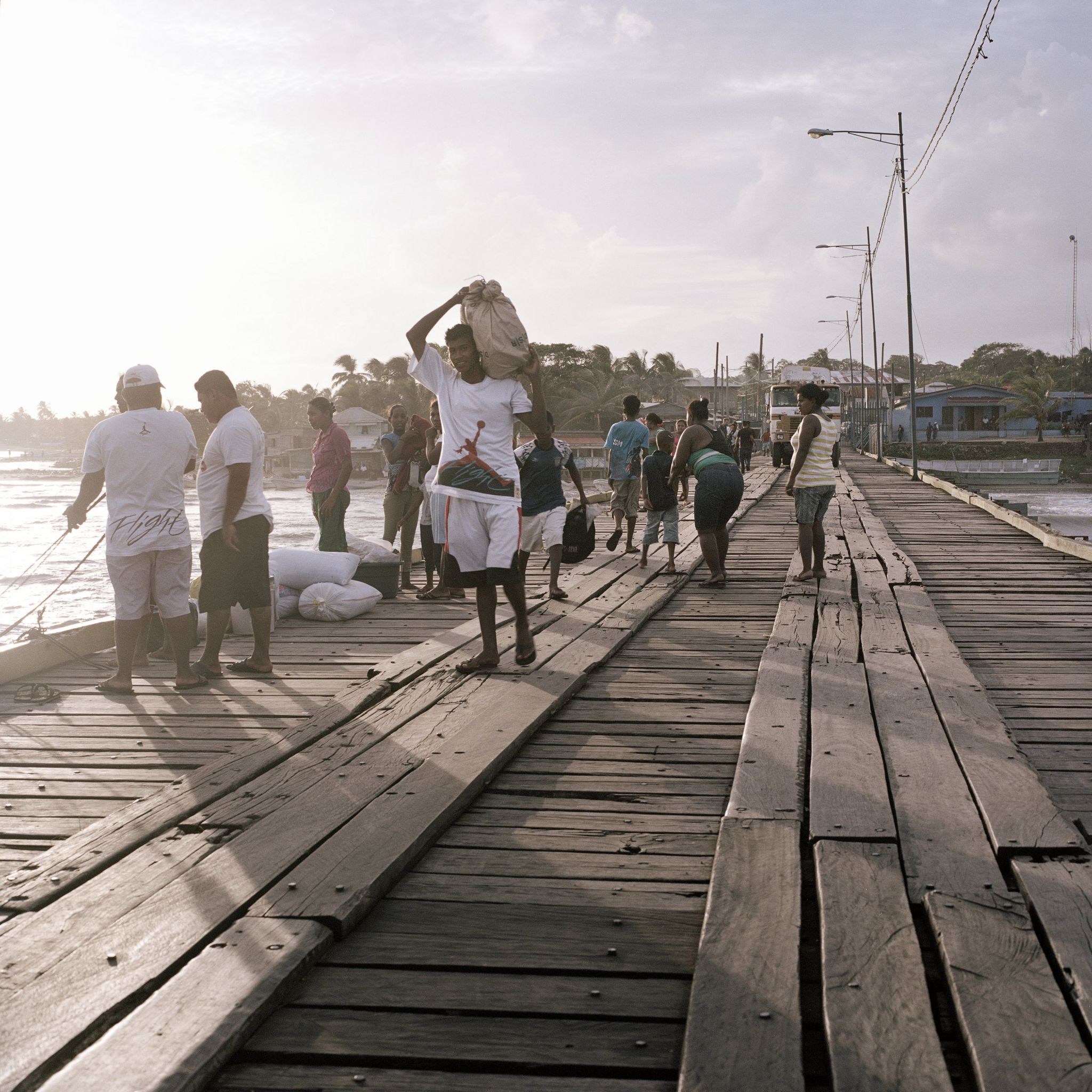 In pictures: Nicaraguan ex-gang members turned plumbers - BBC News
