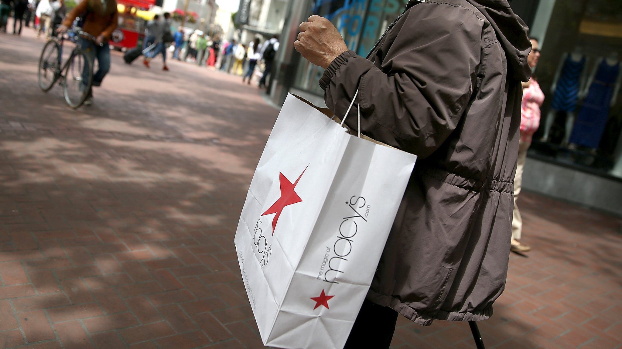Macy's to cut thousands of jobs and shut stores - BBC News