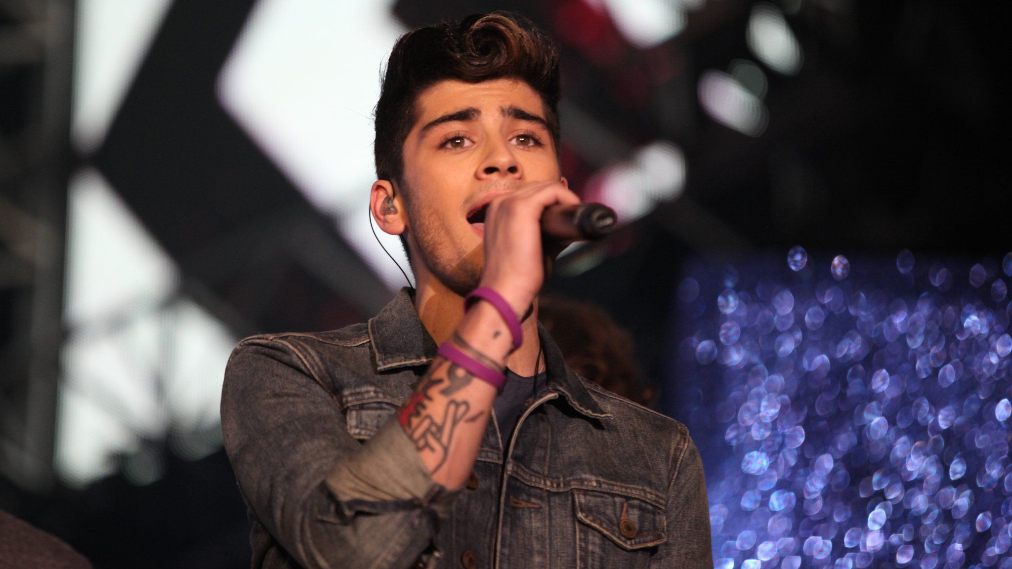 Zayn Malik's debut solo album tops UK chart - BBC Newsround