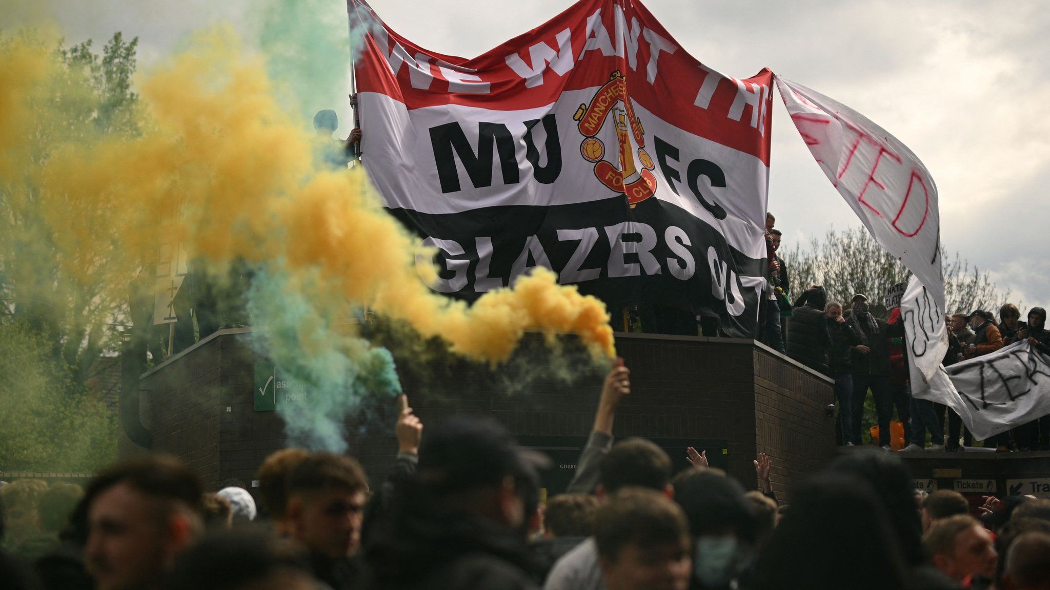 Manchester United protest: Four suspects arrested - BBC News