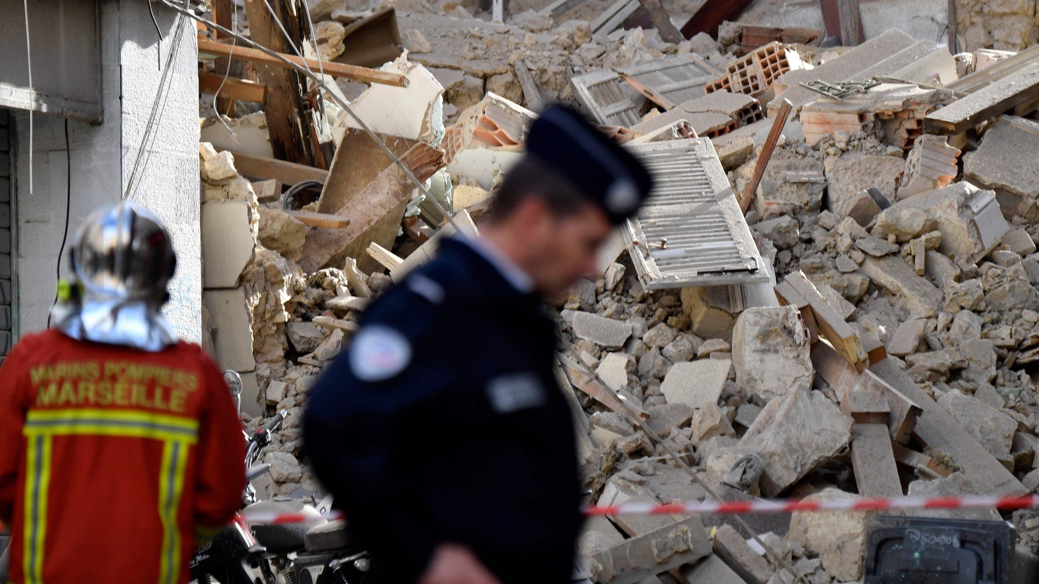 Marseille building collapse: Survivors search continues - BBC News