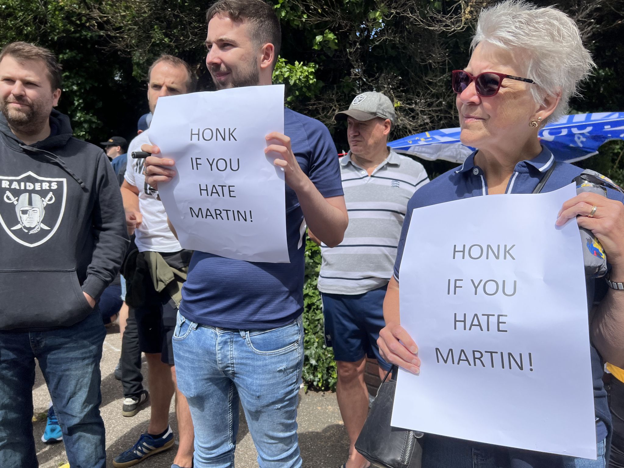 Southend United: Fans protest outside Ron Martin's home - BBC News