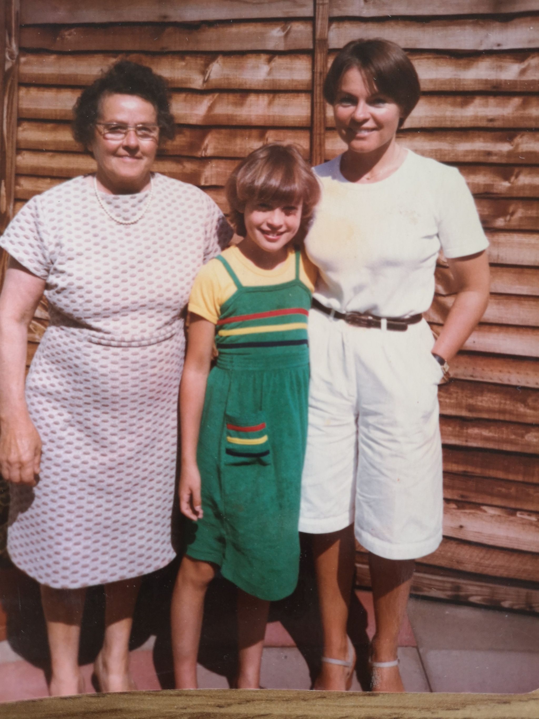 Yr ifanc a ŵyr? Elinor Jones a Heledd Cynwal - BBC Cymru Fyw