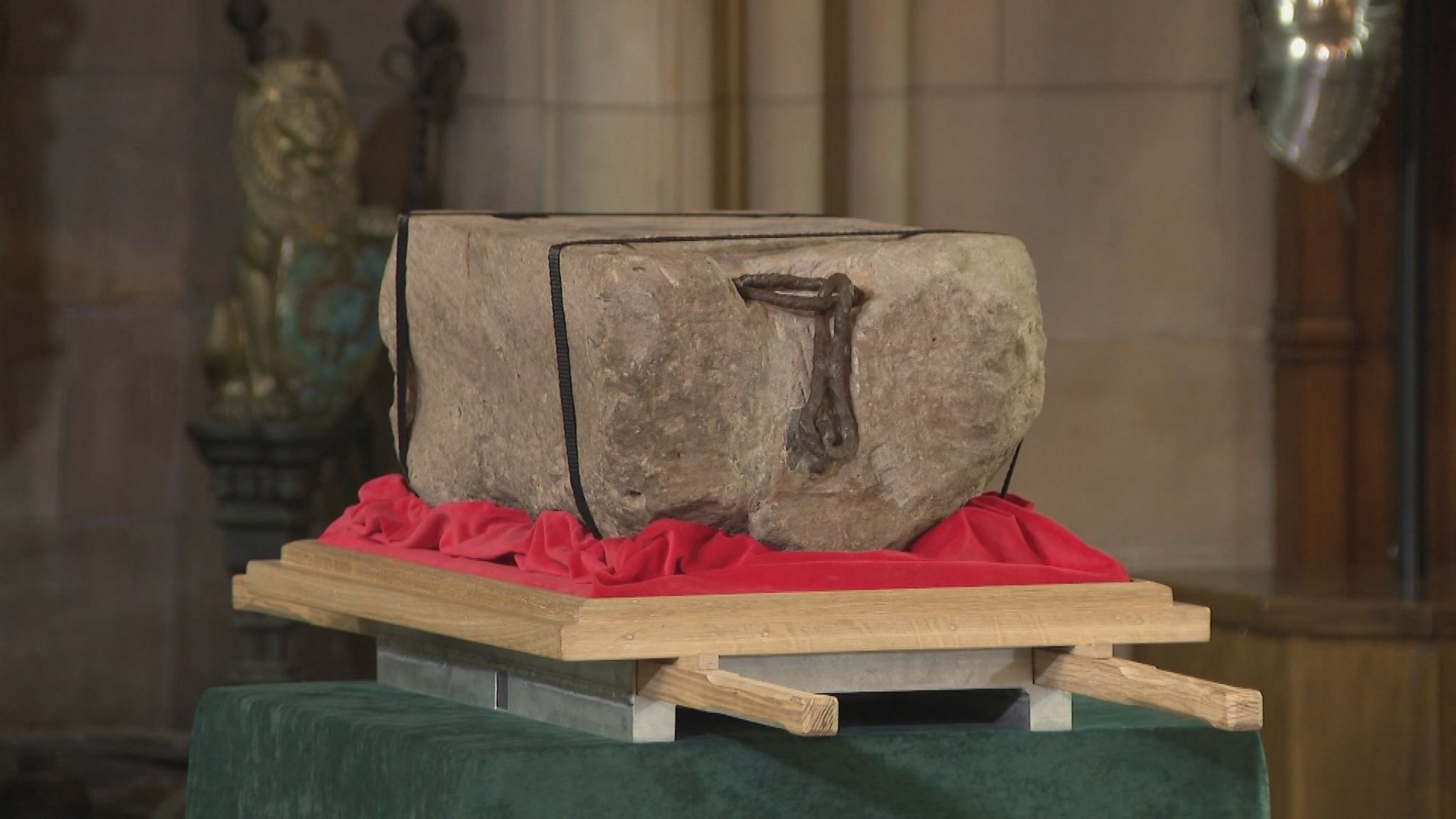 Slighe na cloiche-crùnaidh - Naidheachdan a' BhBC