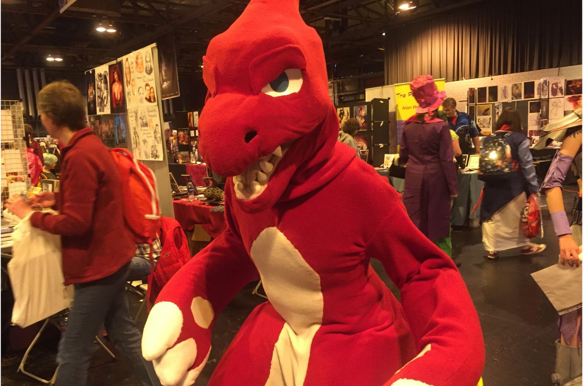 Thousands drawn to 2016 Comic Con at SECC - BBC News