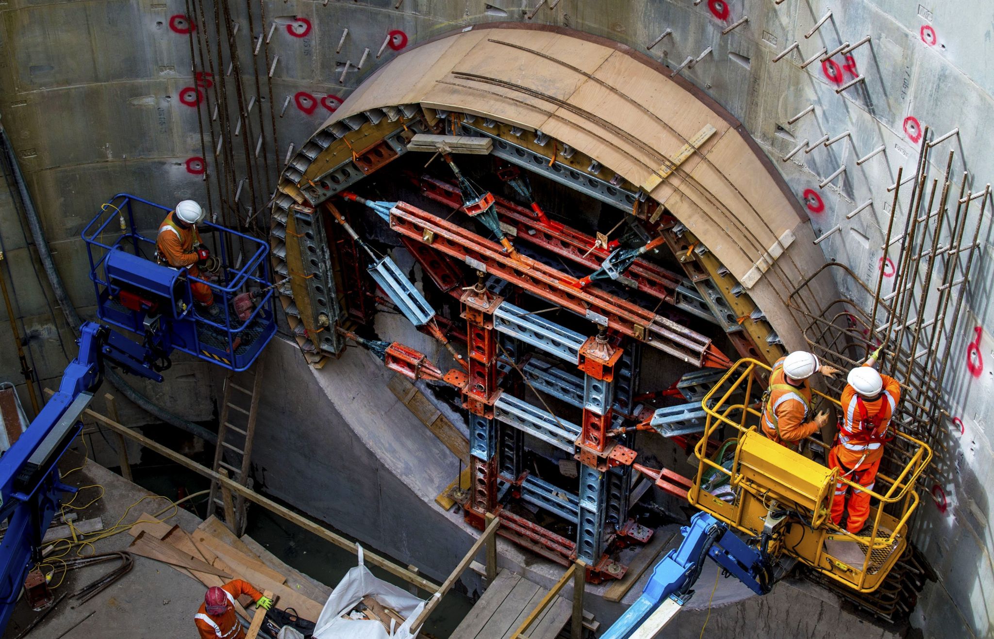 Shieldhall waste tunnel reaches halfway stage - BBC News