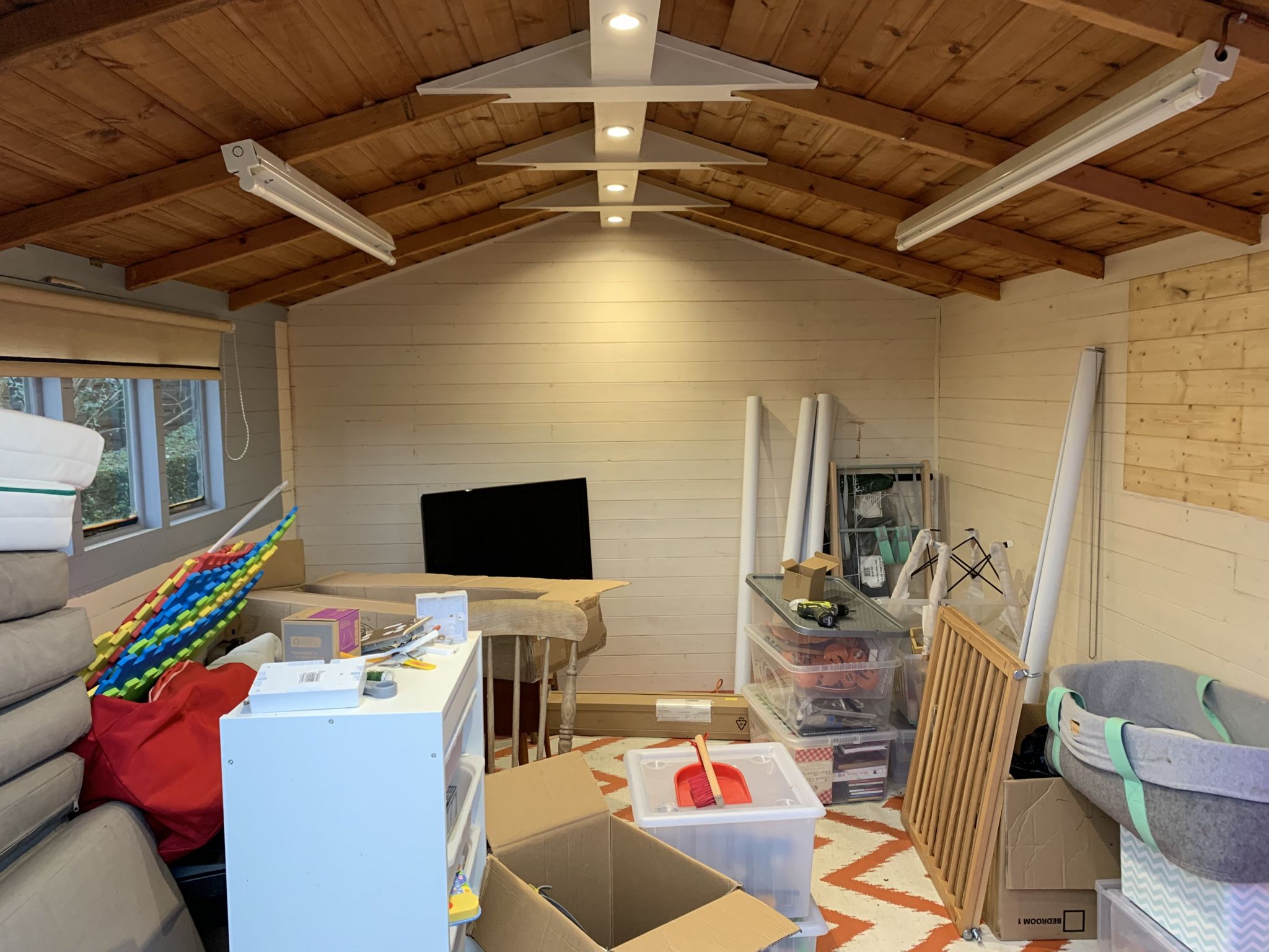 Newsround: Presenter Ricky turns his shed into a studio - BBC Newsround