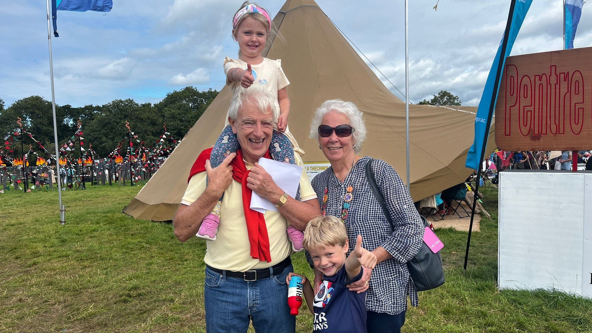 Rhys Iorwerth yn ennill Coron yr Eisteddfod Genedlaethol - BBC Cymru Fyw