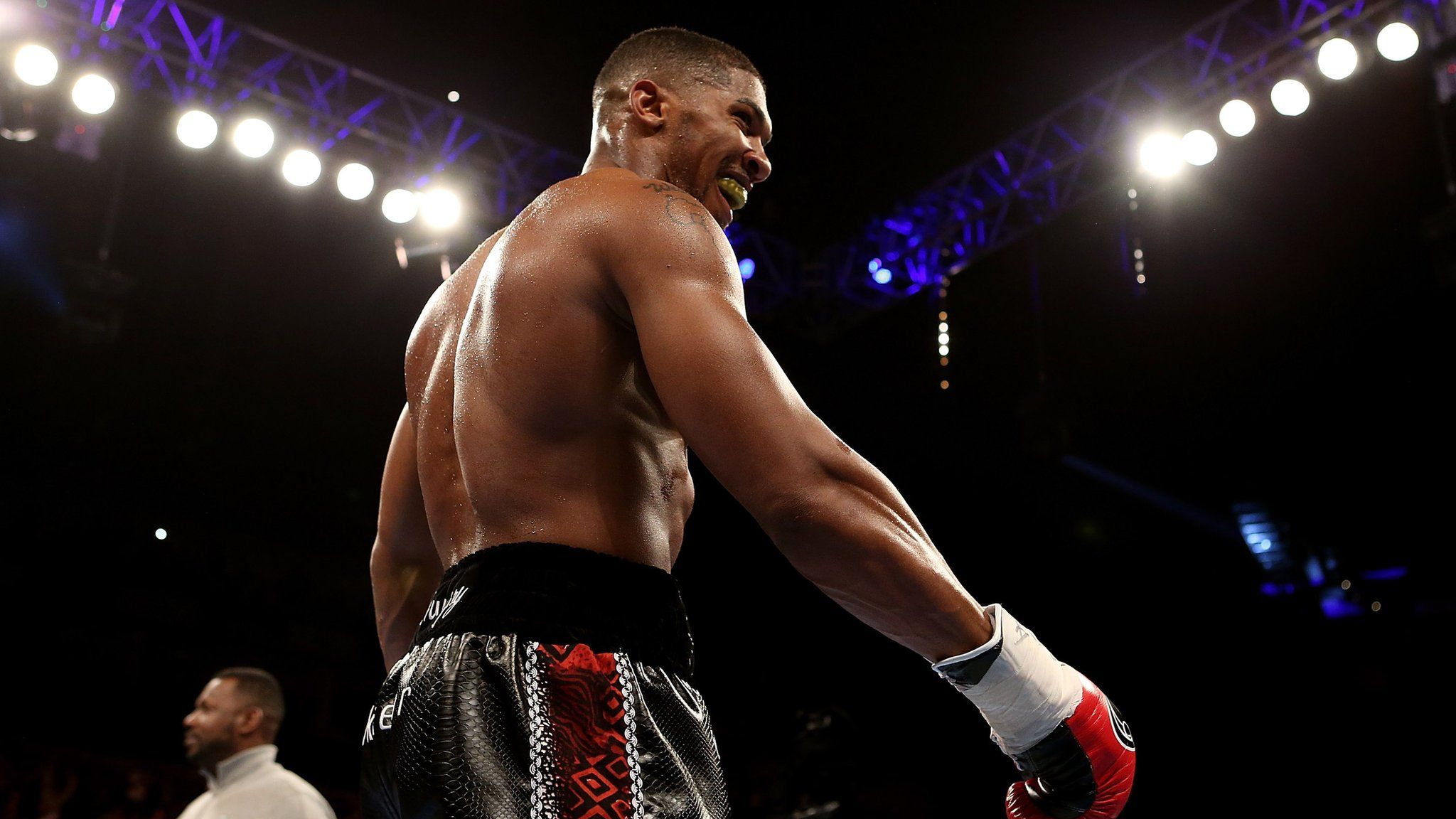 Joshua wins Commonwealth title with first-round knockout - BBC Sport