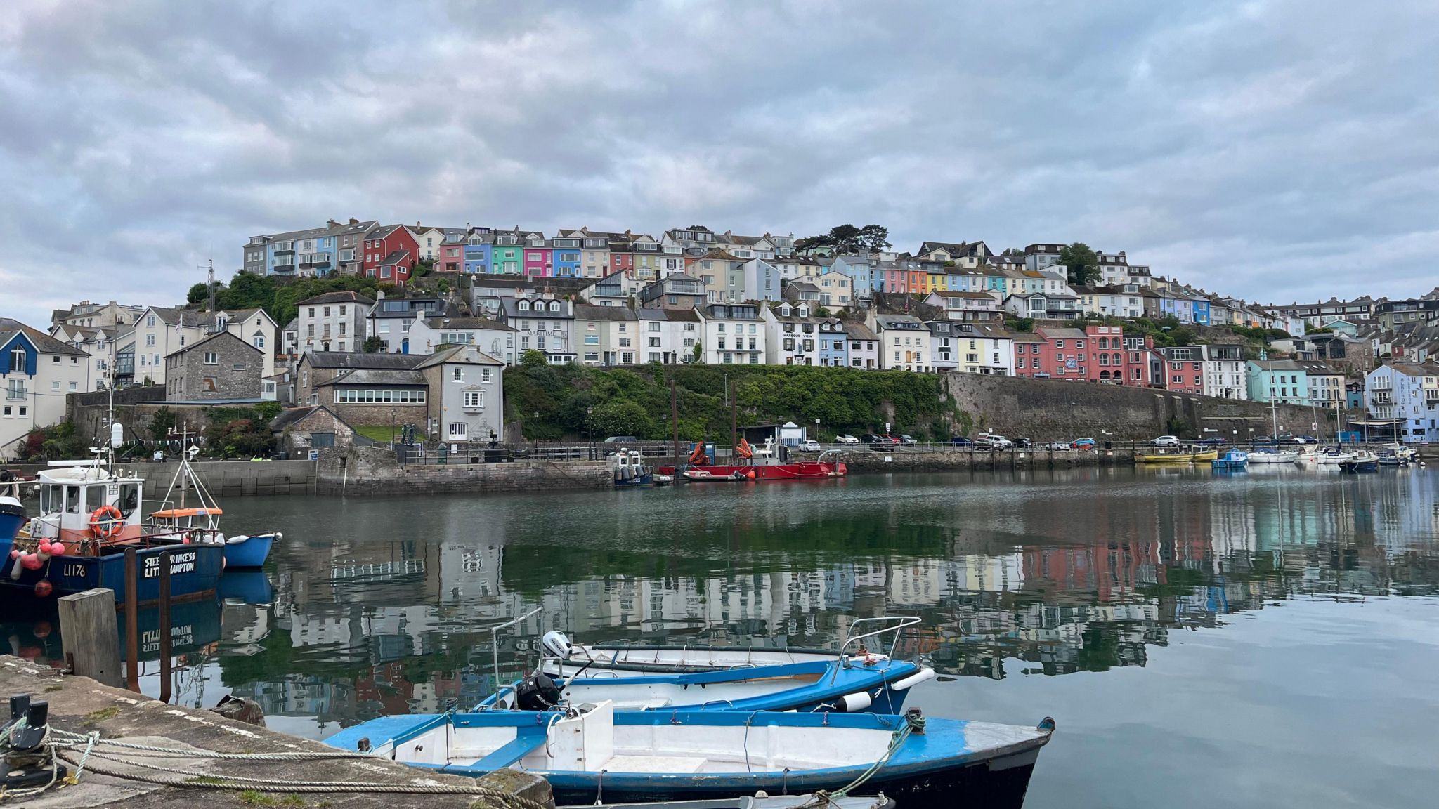 Brixham 'open for business' despite parasite outbreak - BBC News