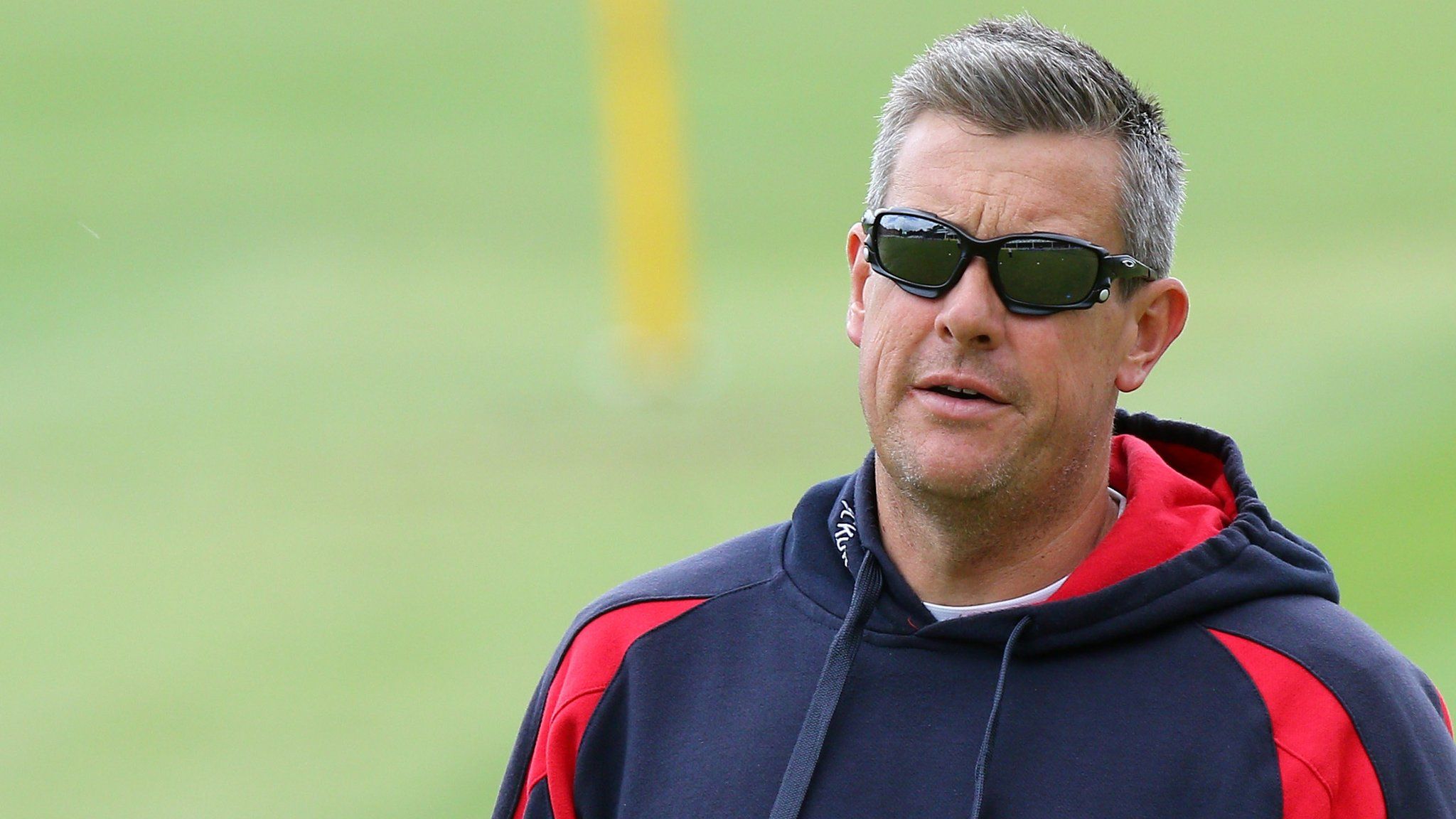 Surrey v Warwickshire: Mark Footitt takes six wickets in 32 balls as ...