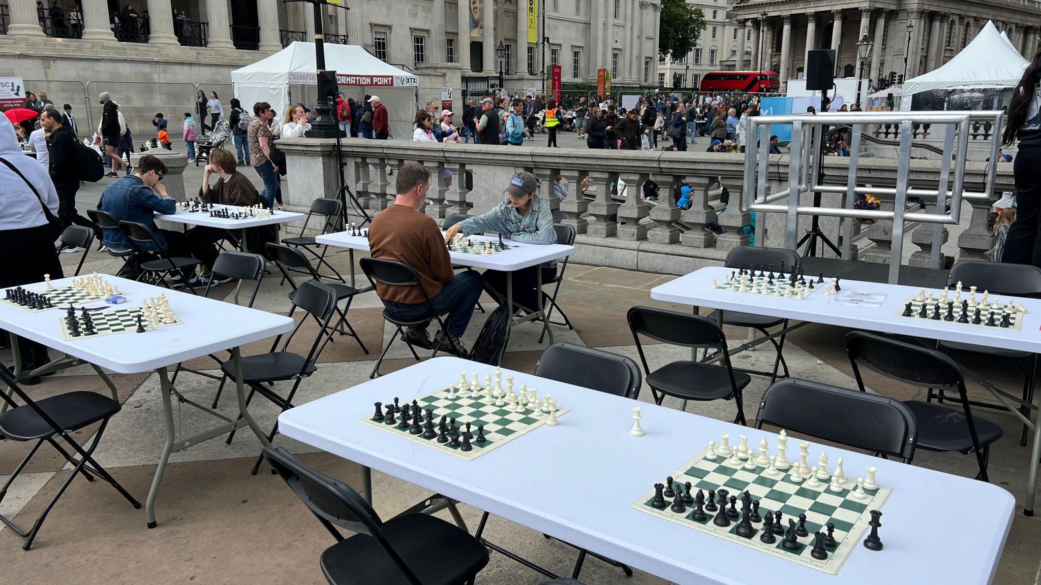 Bodhana Sivanandan: UK's youngest chess champion takes on public - BBC News