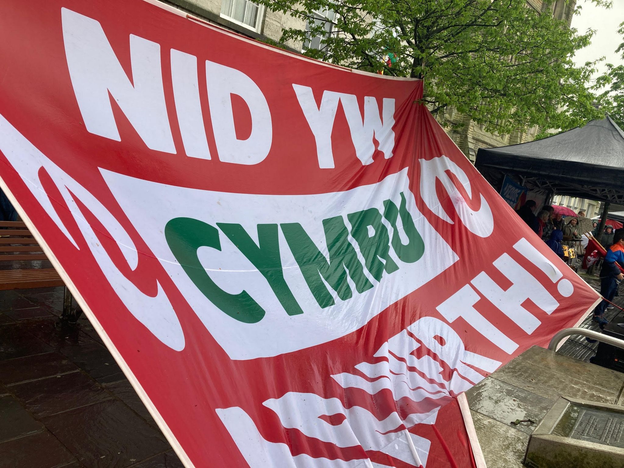 Cannoedd yng Nghaernarfon ar gyfer rali argyfwng tai - BBC Cymru Fyw