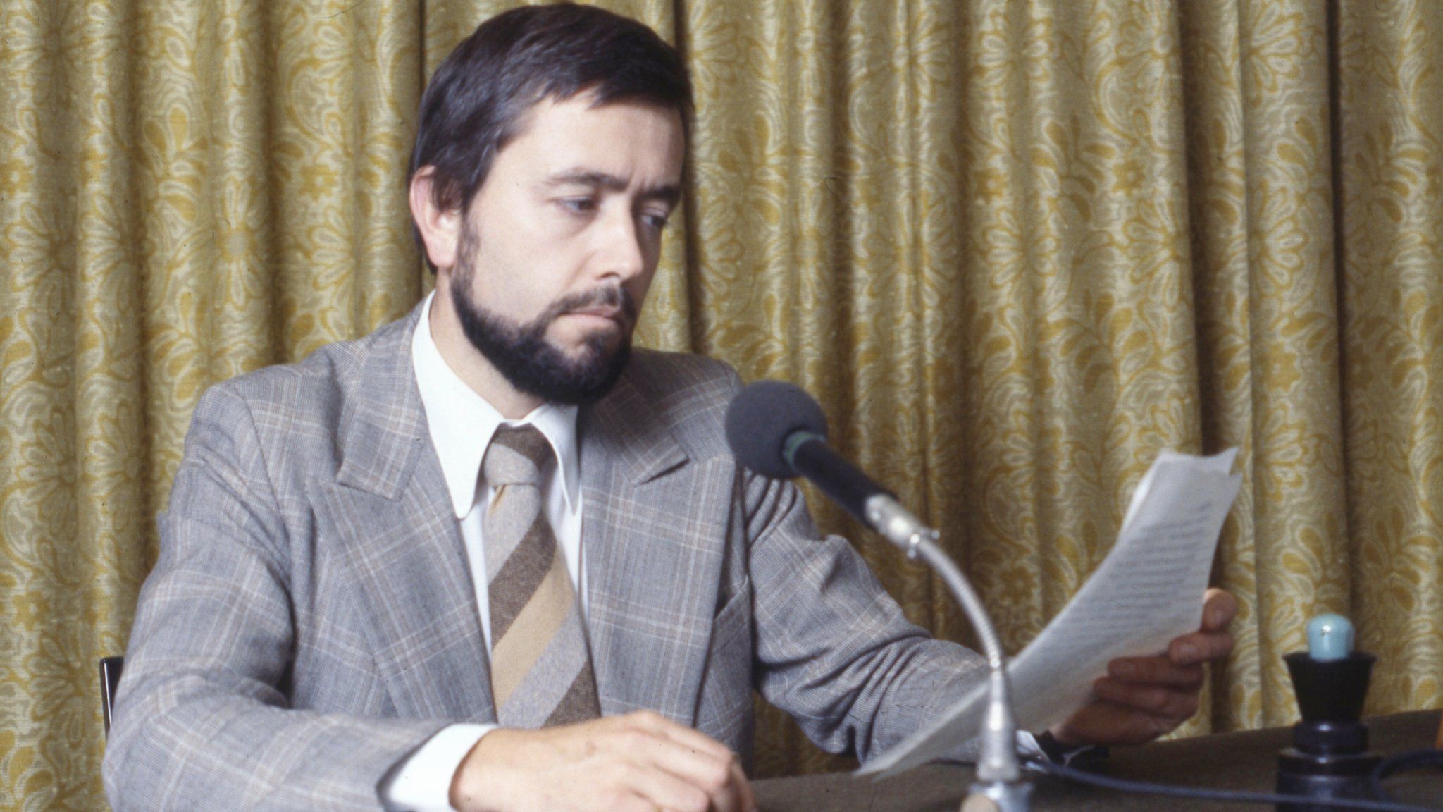 'Voice of Radio 4' Peter Donaldson dies at 70 - BBC News