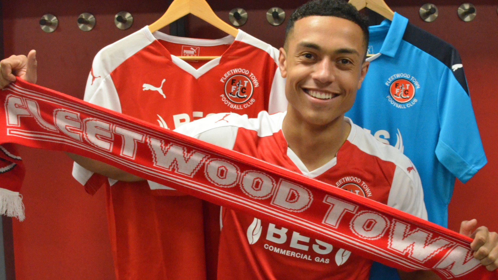 Nathan Pond: Fleetwood Town captain signs new contract - BBC Sport