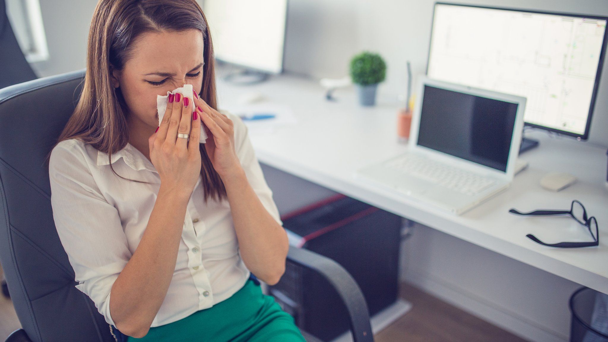 Staff more likely to struggle to work than pull a sickie - BBC News
