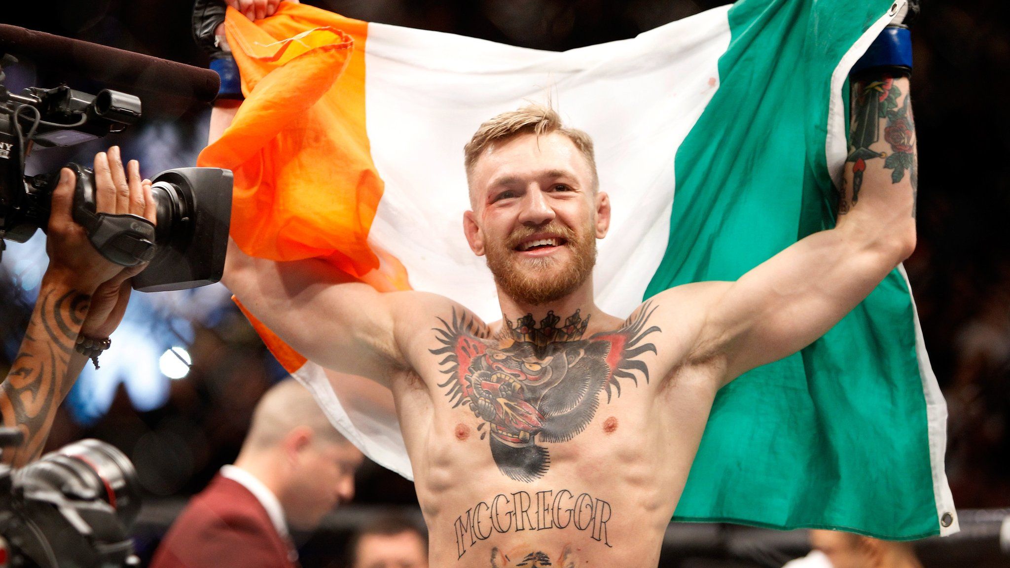 UFC 194: Conor McGregor knocks out Jose Aldo after 13 seconds - BBC Sport