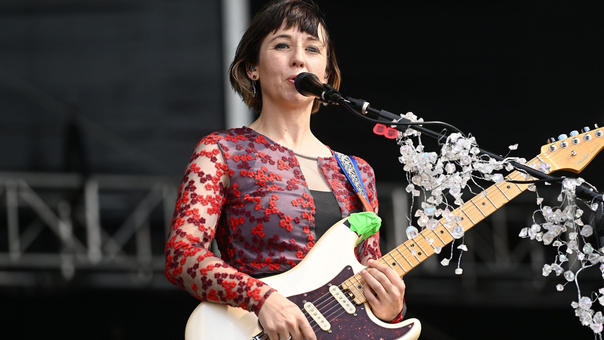 Y 'Strat' yn 70: Cerddorion Cymru a'r gitâr eiconig - BBC Cymru Fyw