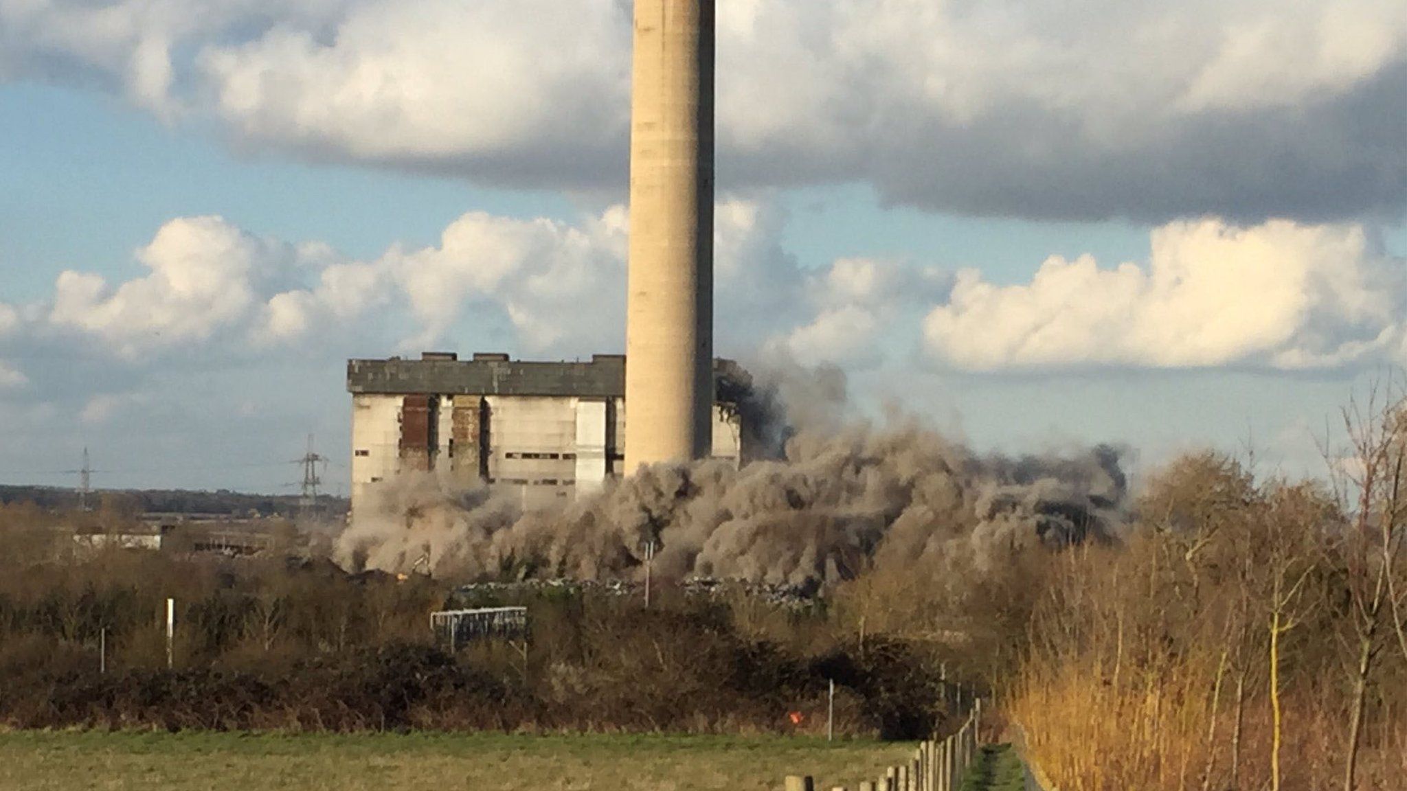 Didcot Power Station collapse: Demolition firm loses contract - BBC News