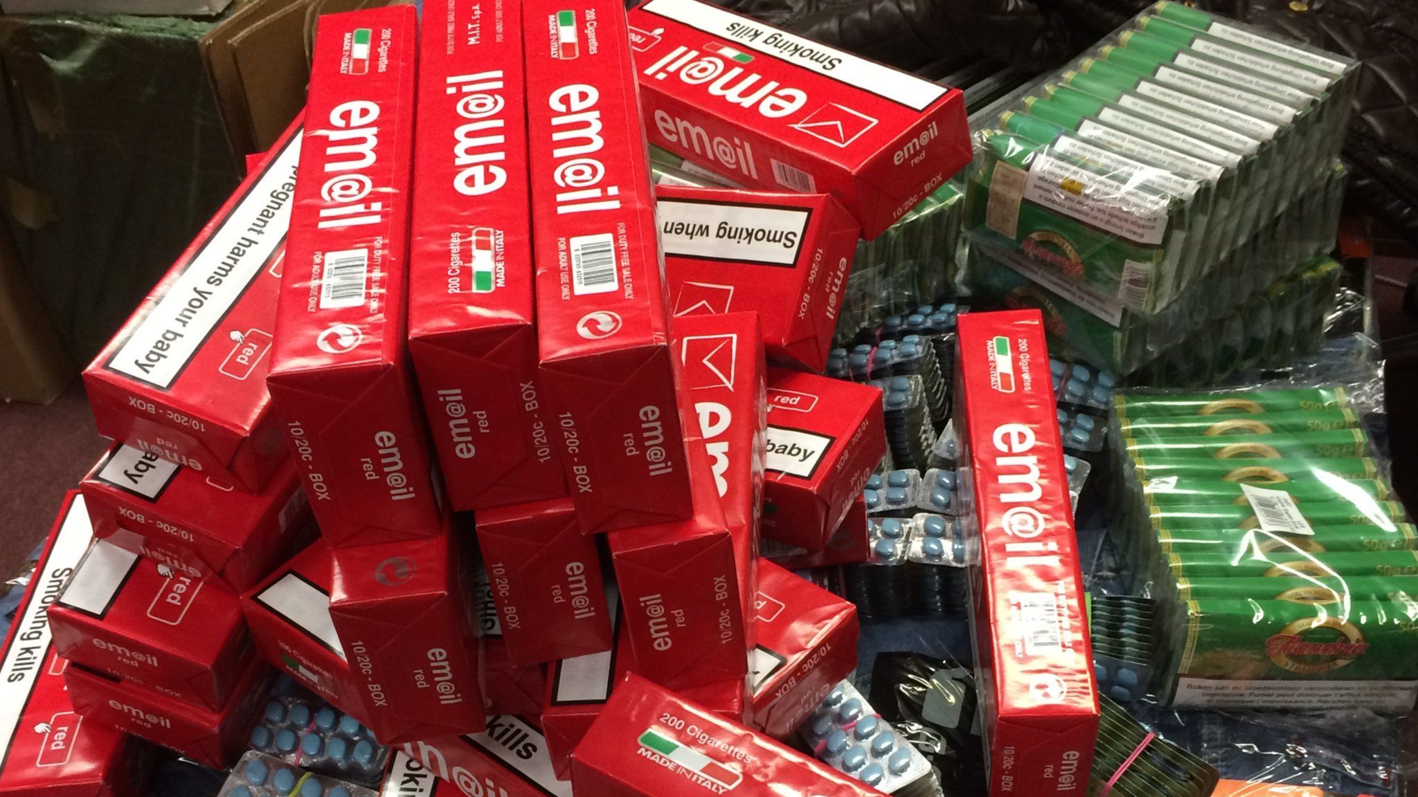 Counterfeit Christmas: Fears over fakes on sale - BBC News