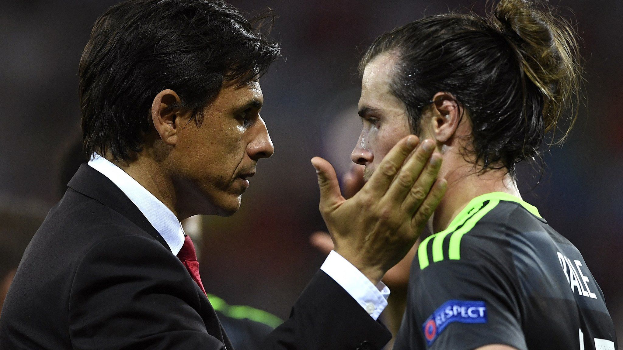 Chris Coleman: Wales boss gets freedom of Swansea - BBC News