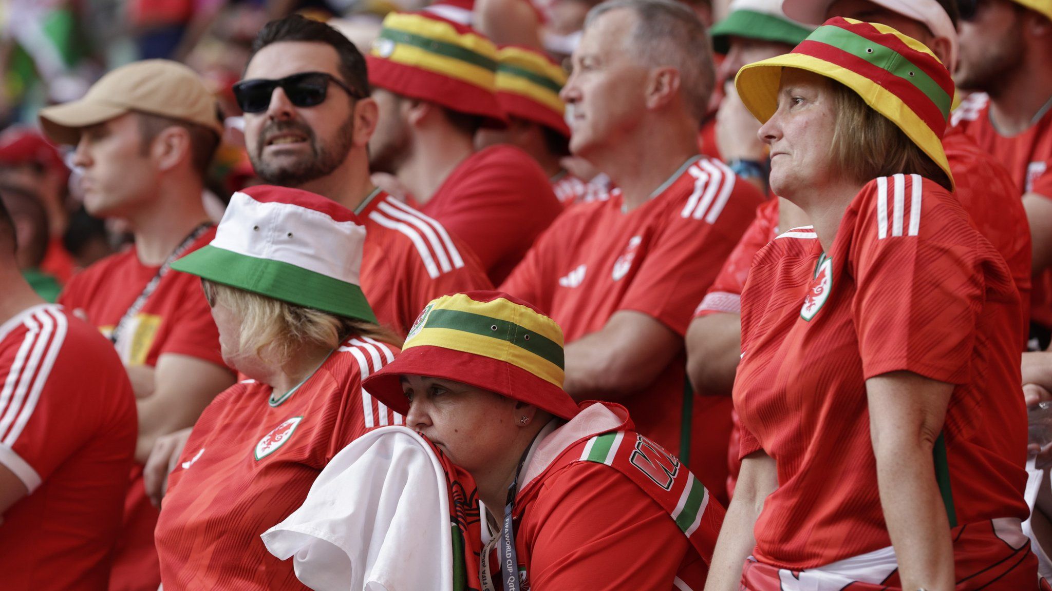 O'n i'n crynu! - Cwrdd â sêr Cymru drwy hap a damwain yn Qatar - BBC ...