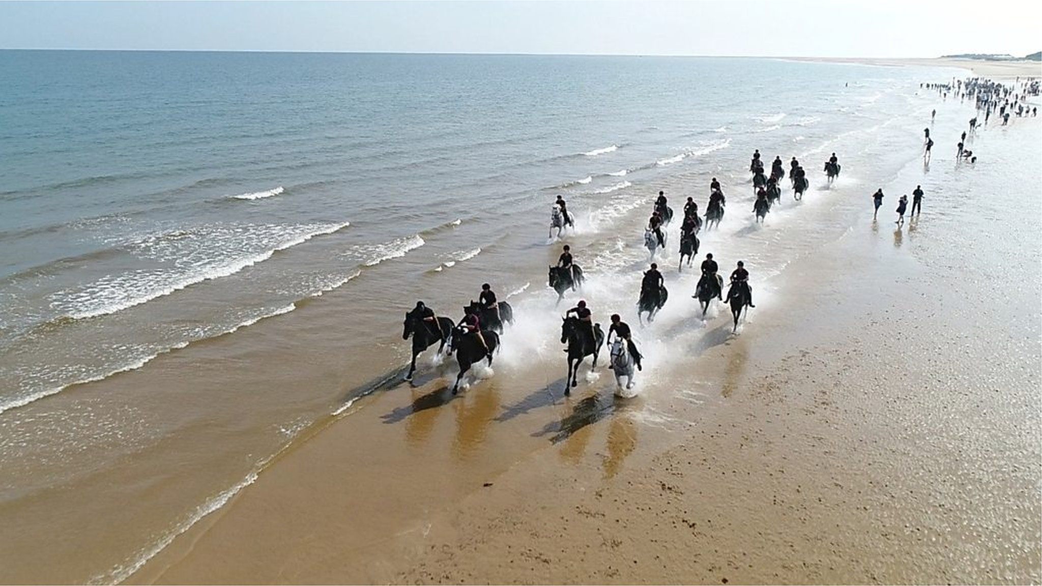 360 video: Household Cavalry Holkham beach ride - BBC News