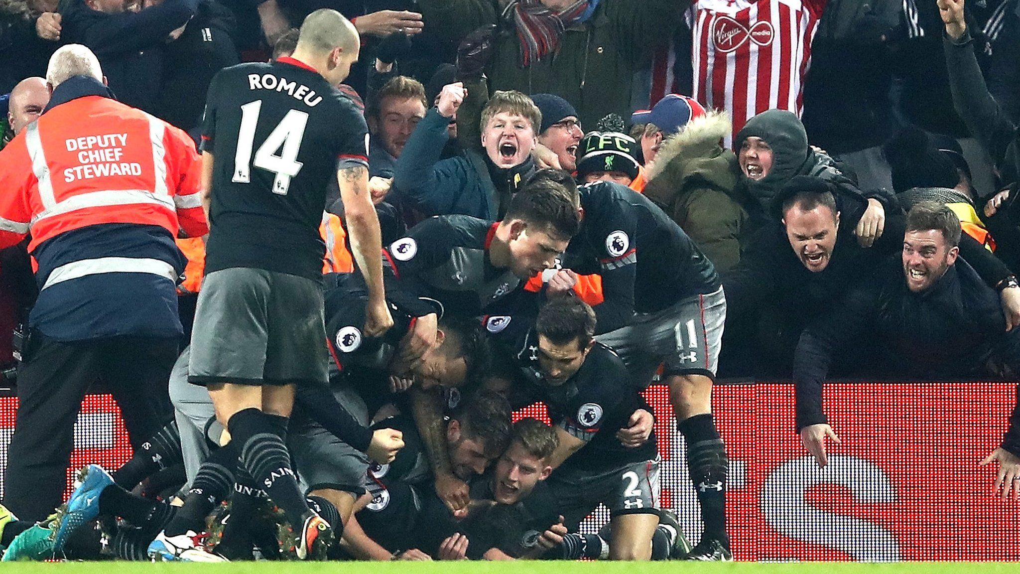 Celebrating Southampton fans turn post boxes into team shirts - BBC News
