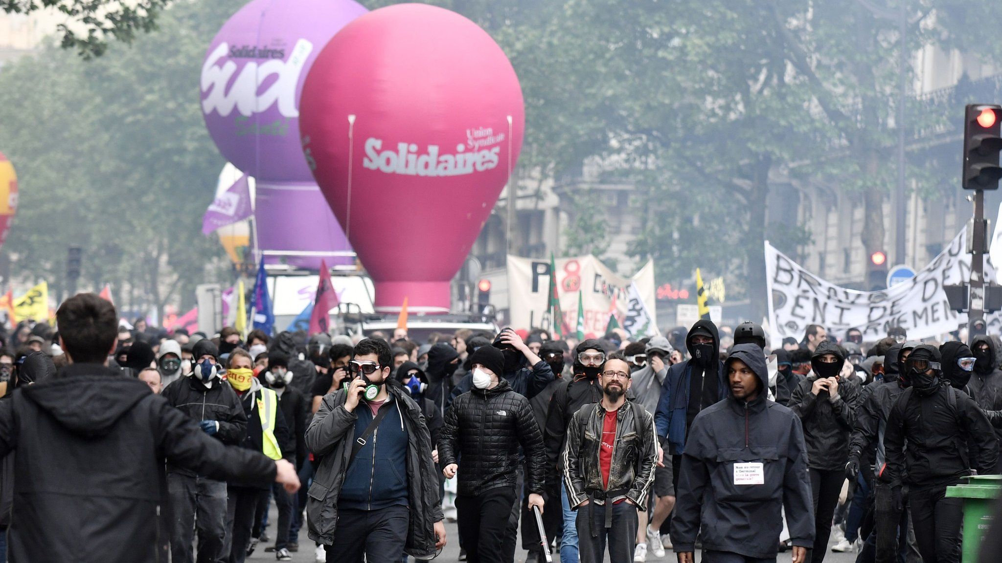 Hollande 'won't give in' amid labour reforms protests - BBC News