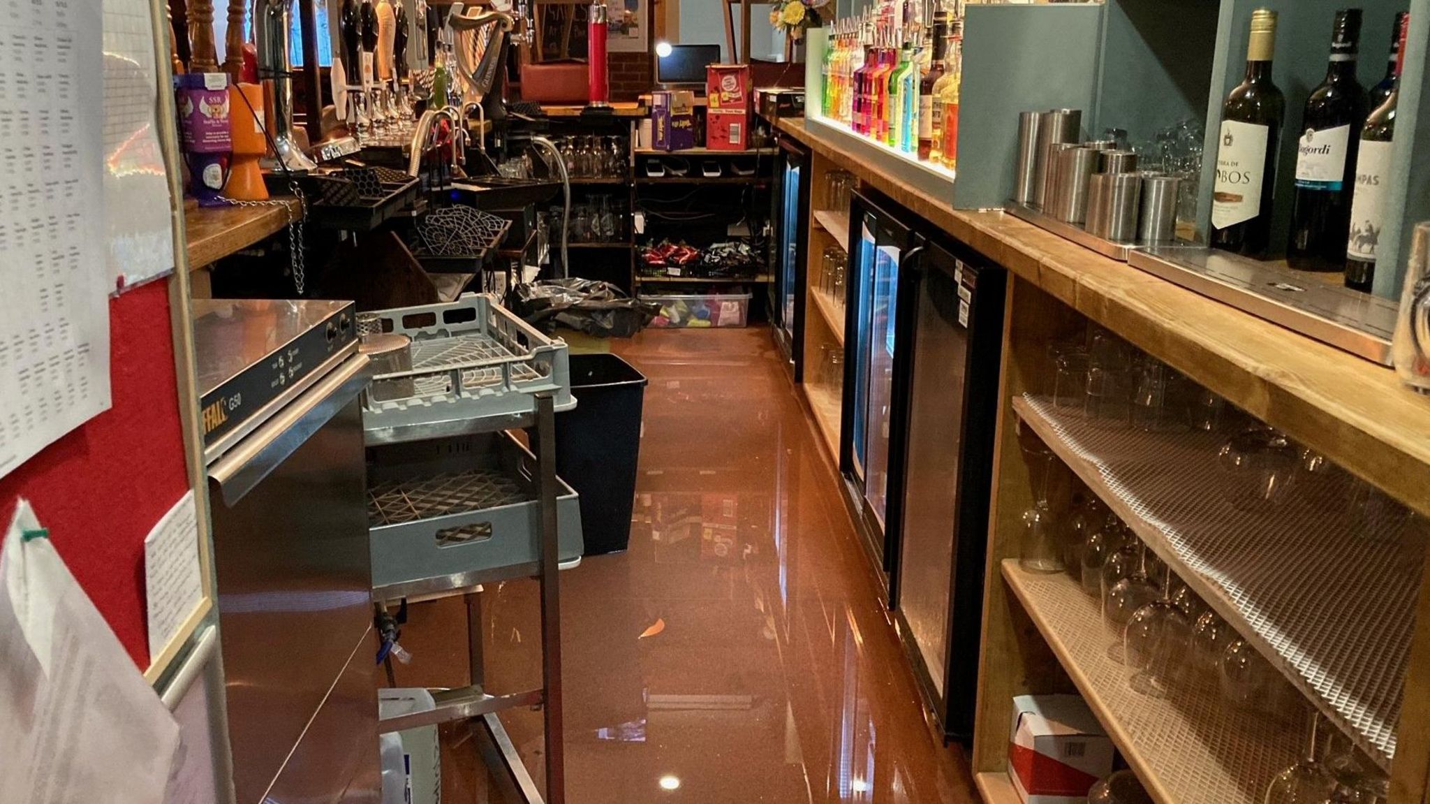 Emotional landlord assesses flood damage to Ringwood pub - BBC News