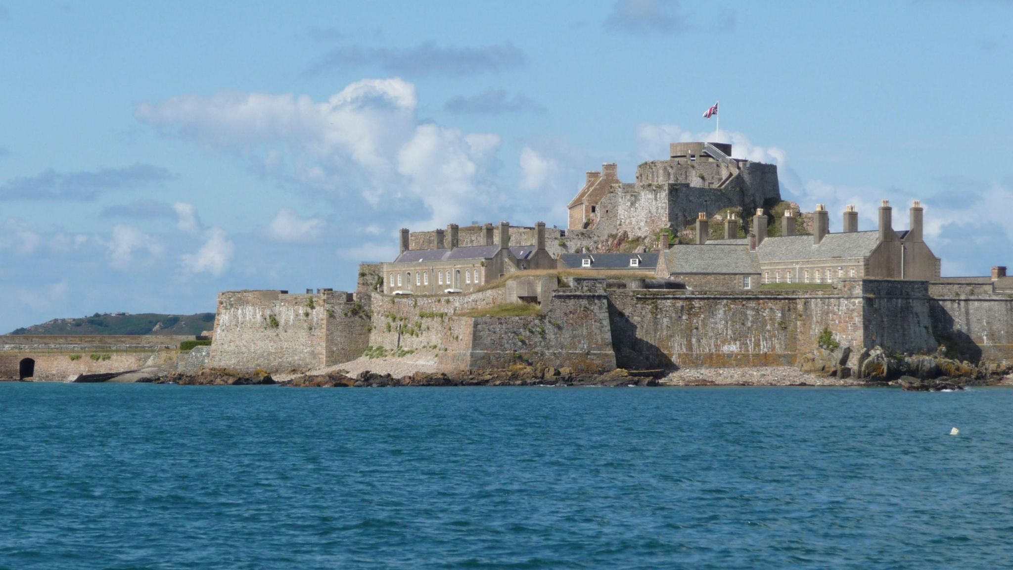 Jersey's Elizabeth Castle restoration set to finish in October - BBC News