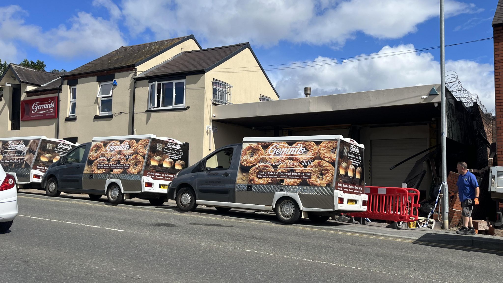 Dyn wedi marw ar ôl i gar daro becws yn Wrecsam - BBC Cymru Fyw