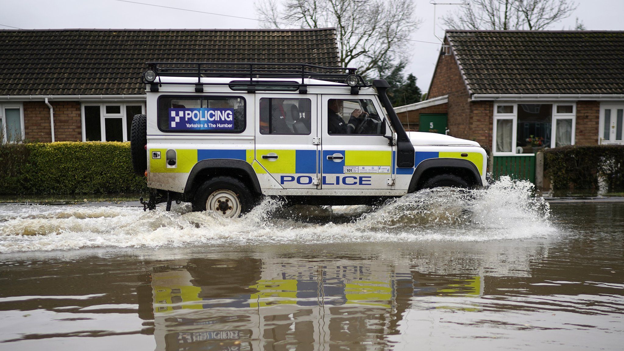 England floods: Major disruption on trains as rain persists - BBC News