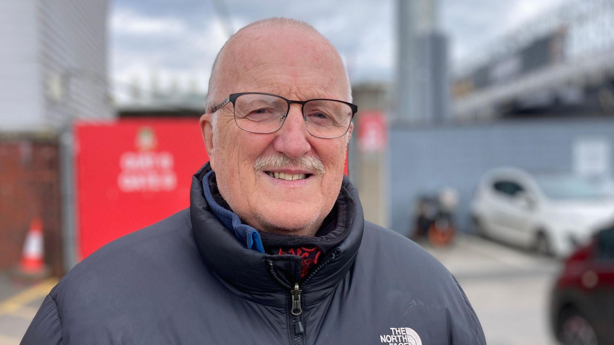 Cefnogwyr Wrecsam yn gobeithio am ddyrchafiad arall - BBC Cymru Fyw