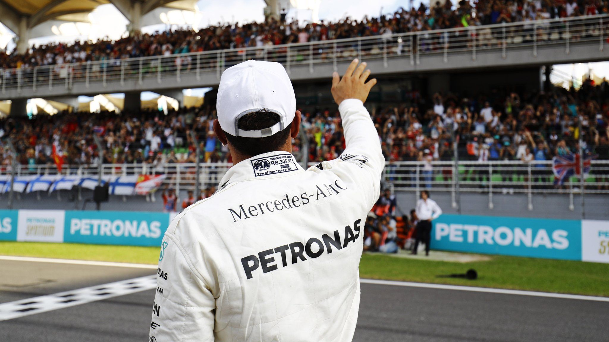 Max Verstappen beats Lewis Hamilton to Malaysian GP win - BBC Sport